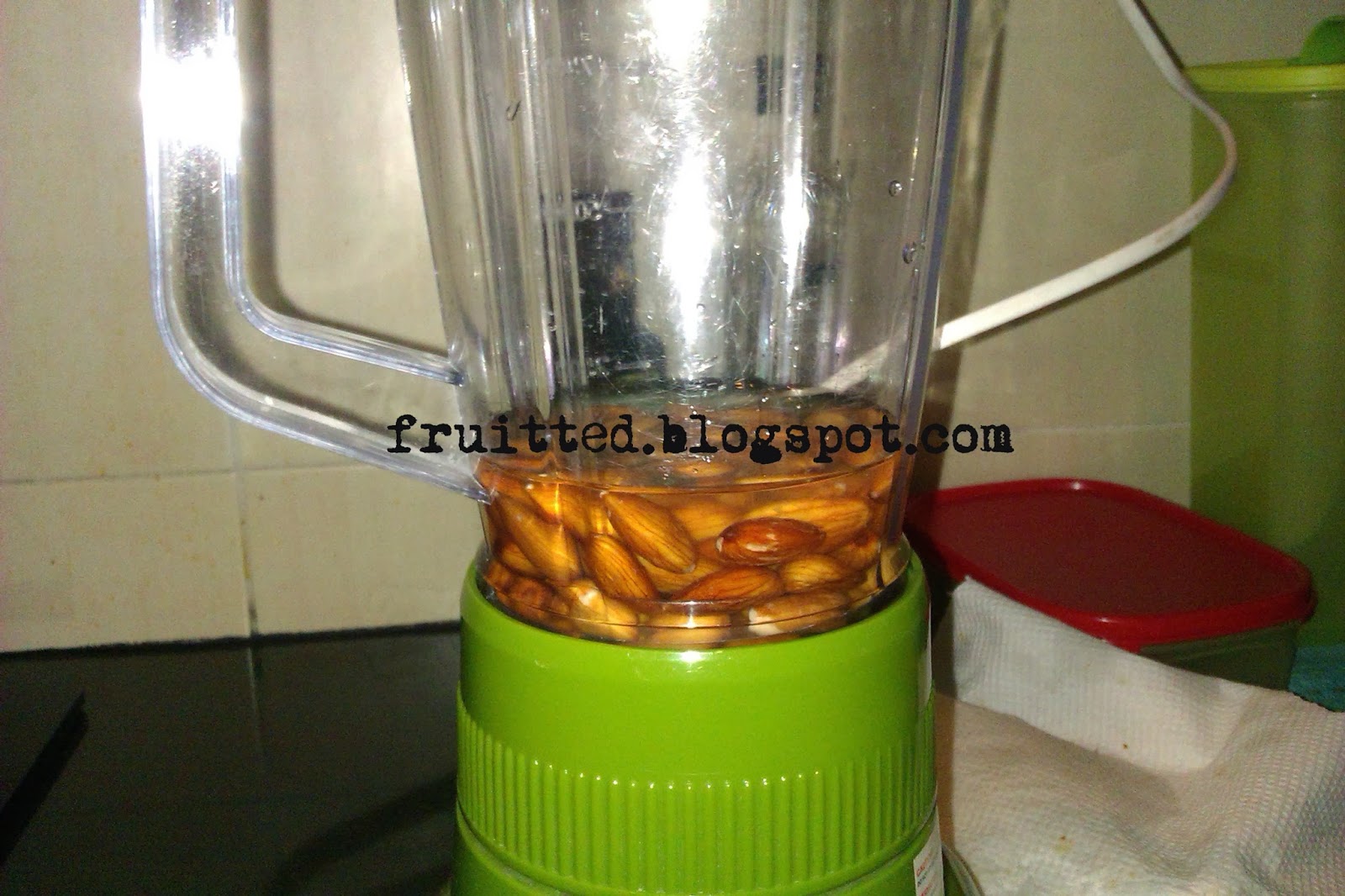 mY FRUiTTED LiFE: Homemade: Raw Almond Milk (Susu Badam Mentah)